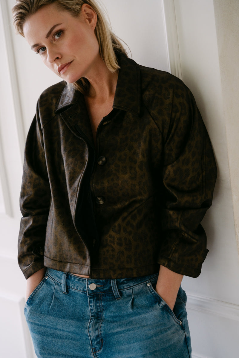 Tilly jacket – panterprint jack met grove knopen Meta omschrijving: – Aímée the label